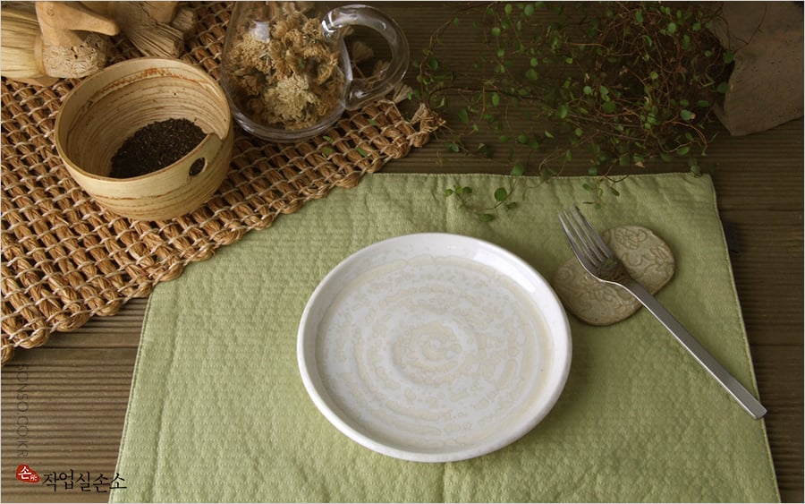 하얀 피고지고 원접시 2p 세트 | 작업실 손소 | 꽃피는아침마을