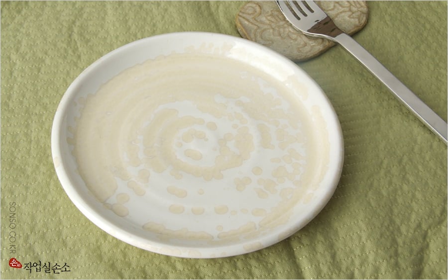 하얀 피고지고 원접시 2p 세트 | 작업실 손소 | 꽃피는아침마을
